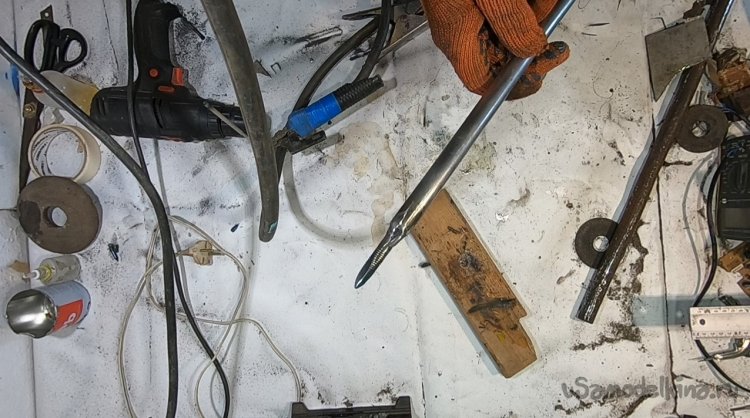 Небольшой земляной бур с ножом на 10 см